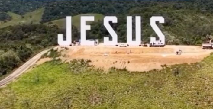 Letreiro do nome de Jesus é inaugurado em Duque de Caxias