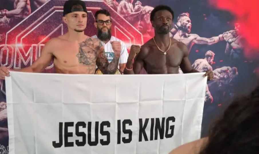 Lutadores exibem faixa ‘Jesus é Rei’ em evento de MMA