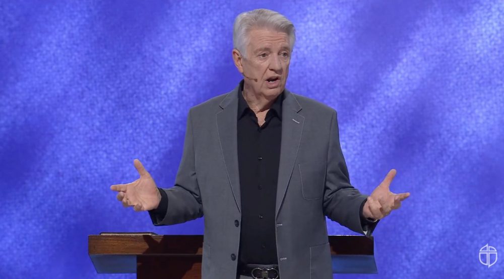 Pastor prega sobre Israel e fiel precisa ser tirado do culto